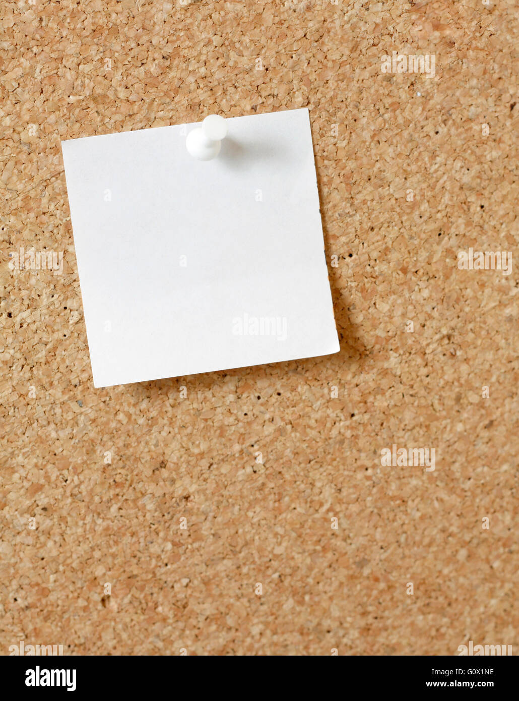 Blank note on wooden notice board Stock Photo - Alamy