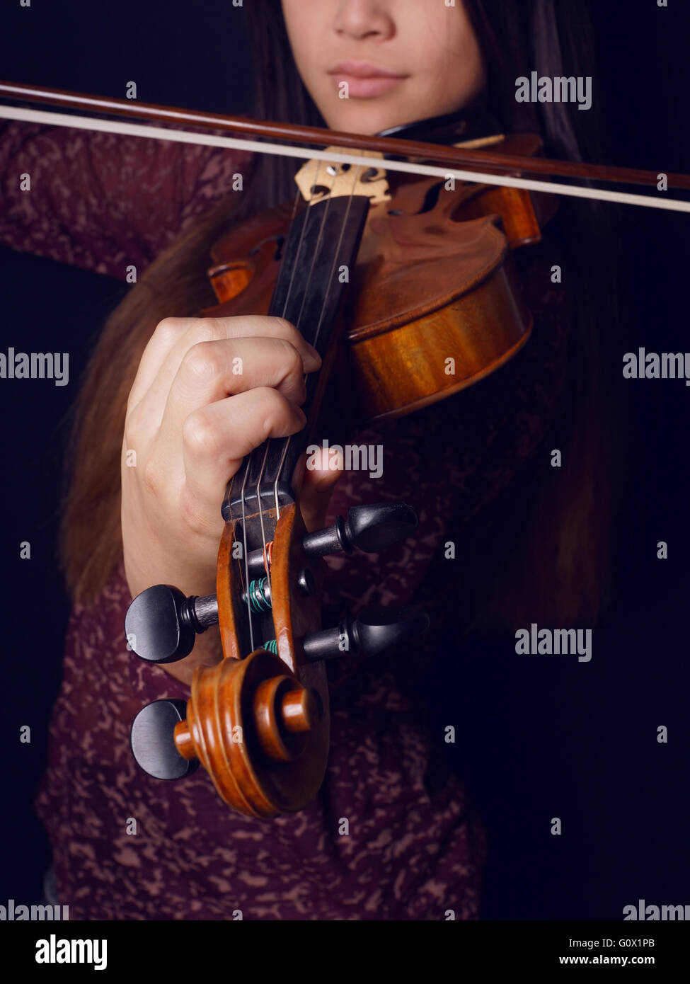 Female violin player hi-res stock photography and images - Alamy