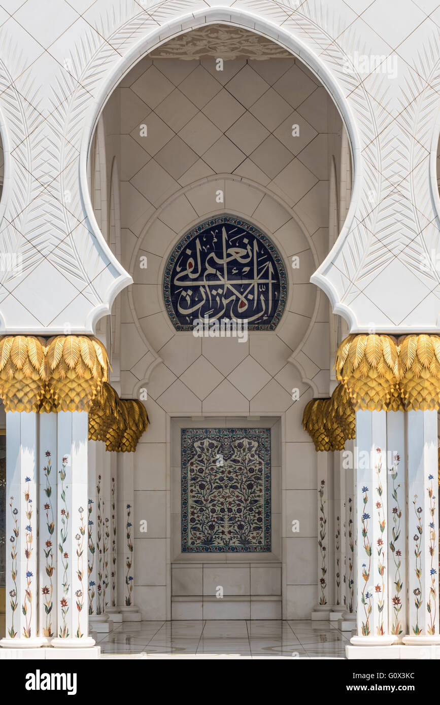 Grand sheikh zayed mosque door hi-res stock photography and images - Alamy