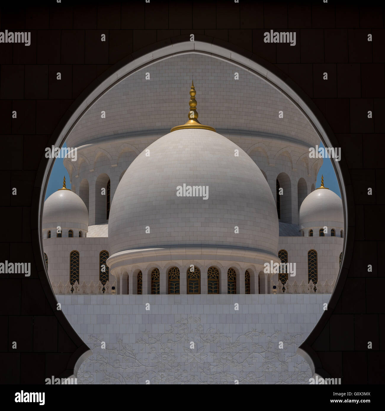 Dome of Sheikh Zayed Grand Mosque seen through an arch Stock Photo - Alamy