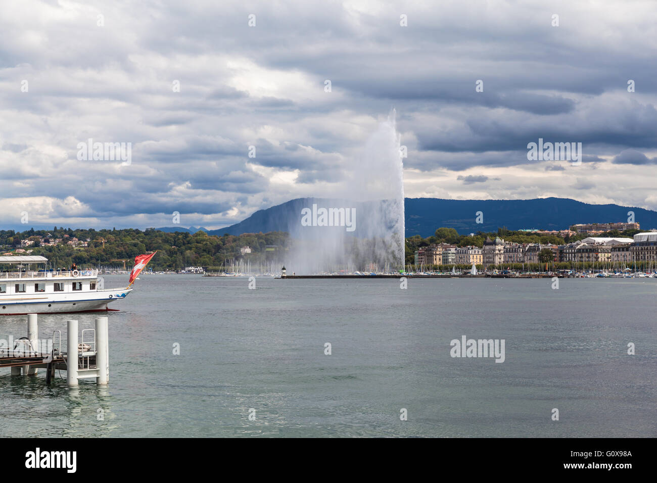 Water jet fountain on Lake Geneva in Switzerland Stock Photo - Alamy