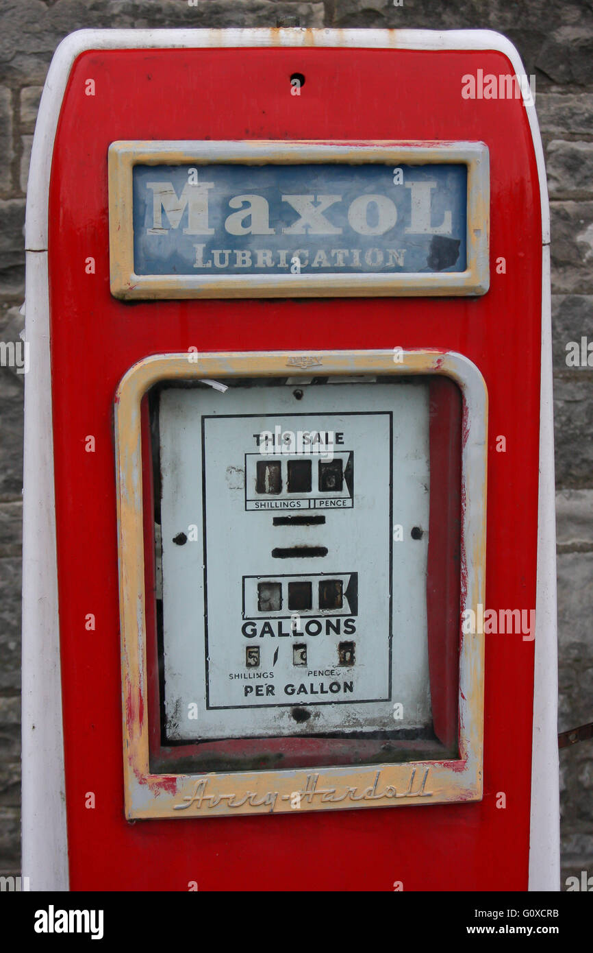 Avery hardoll maxol lubricants petrol pump hi-res stock photography and ...