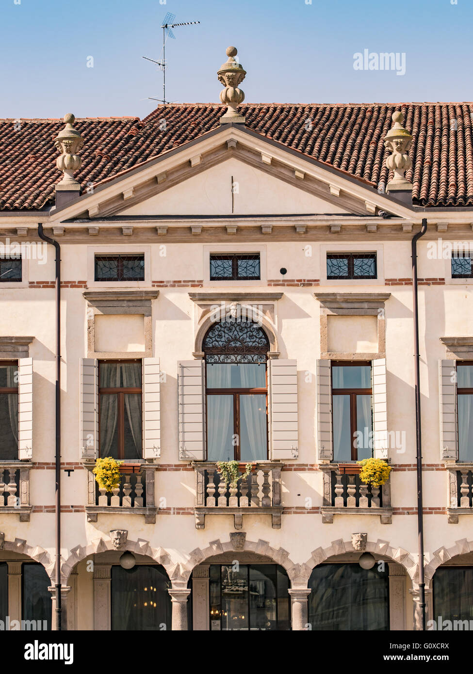 Facade of a classical Italian Venetian villa Stock Photo - Alamy