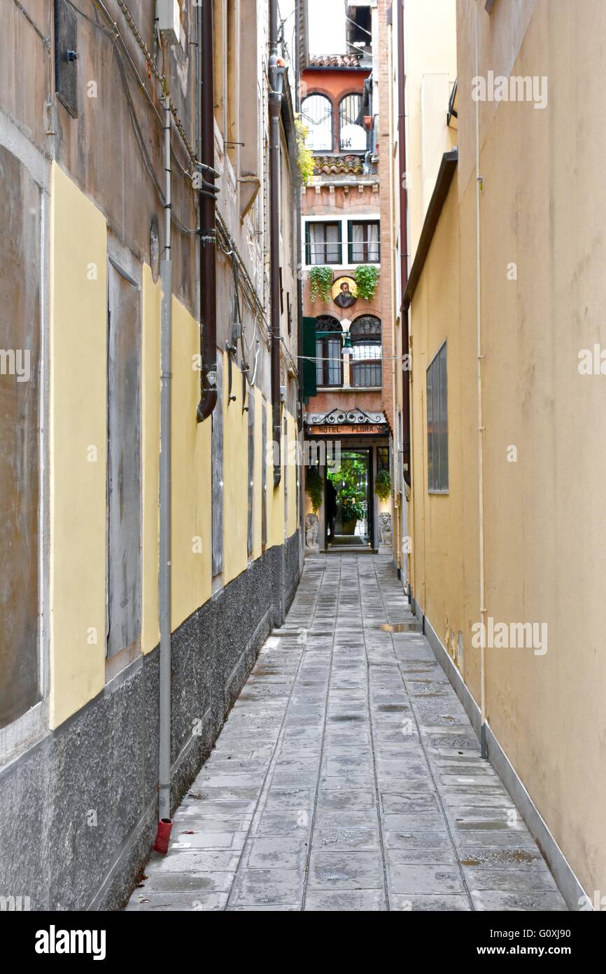 Village road with houses by side hi-res stock photography and images ...
