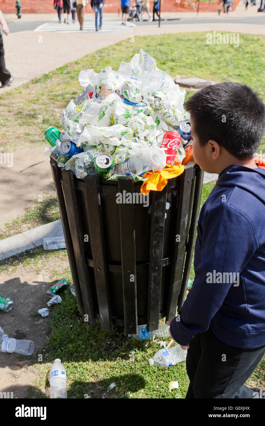 Full trash hi-res stock photography and images - Alamy
