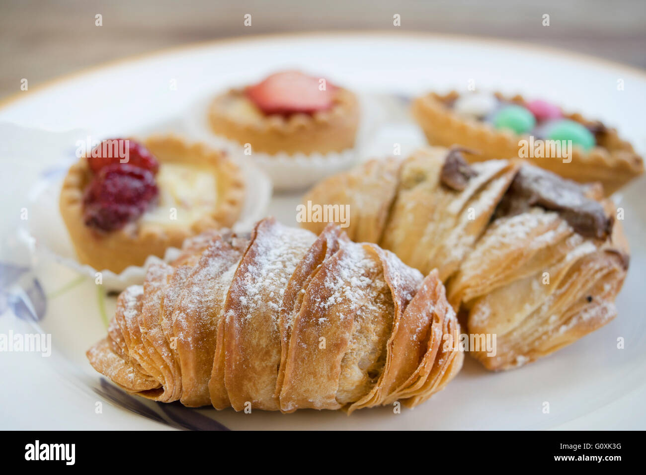Cream filled bun hi-res stock photography and images - Alamy