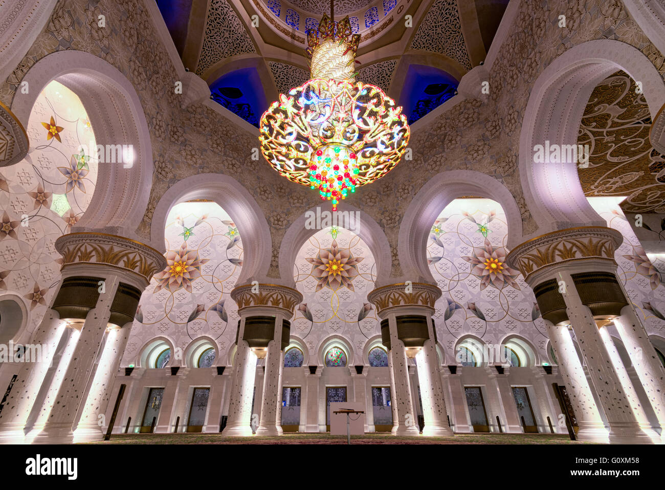 Main prayer hall of the Sheikh Zayed Grand Mosque in Abu Dhabi Stock ...