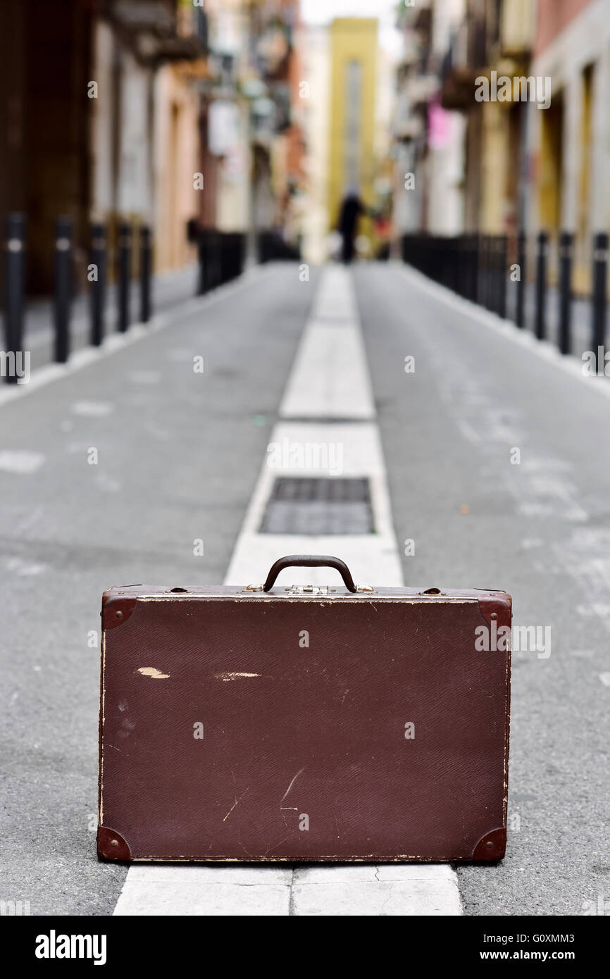 Old suitcase immigrant hi-res stock photography and images - Alamy