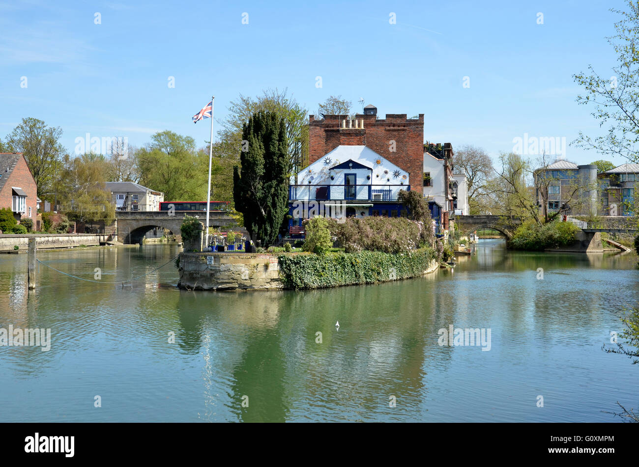 Folly Bridge and Island on the River Thames (Isis) in Oxford, England ...