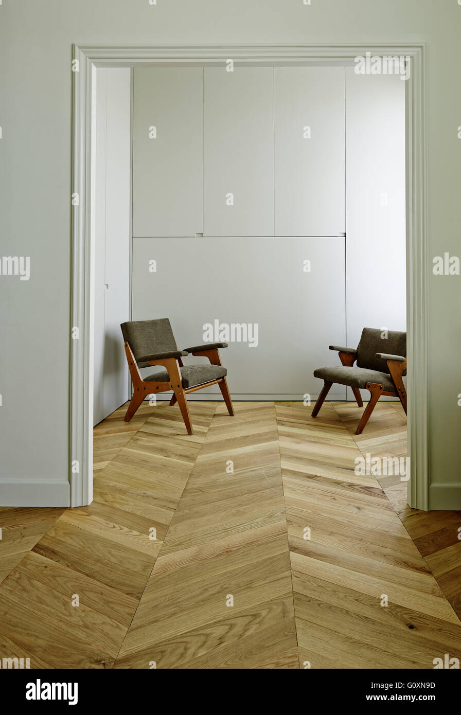 Mid century chairs hi-res stock photography and images - Alamy