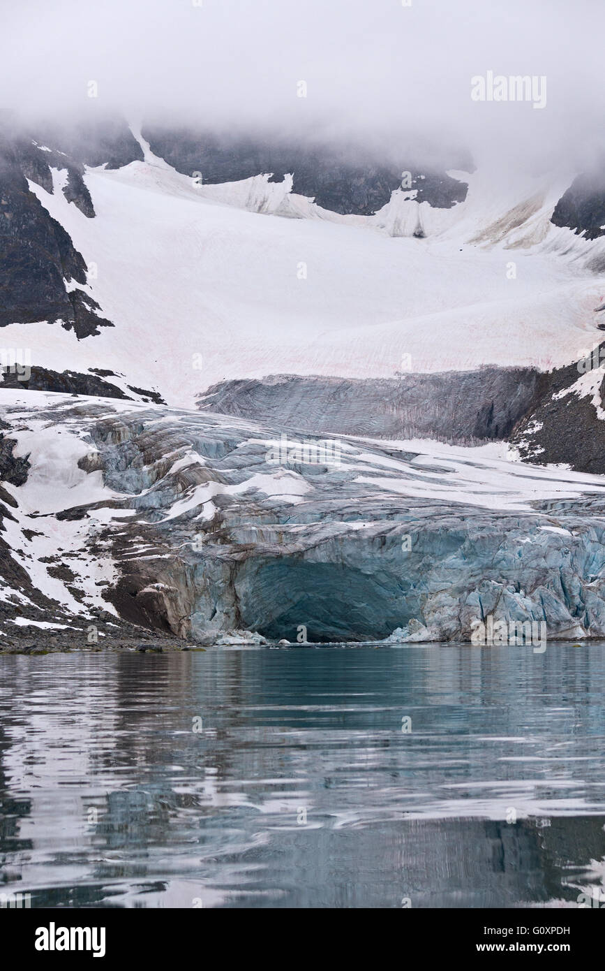 Small icebergs drifting in front of Smithbreen Glacier in Raudfjorden ...