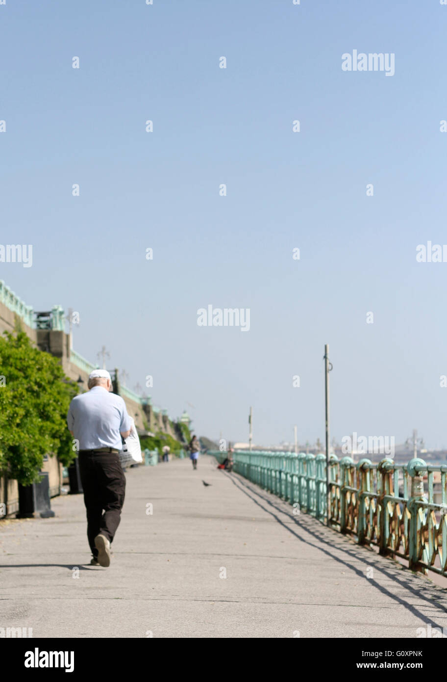 brighton boardwalk prom prominade Stock Photo - Alamy