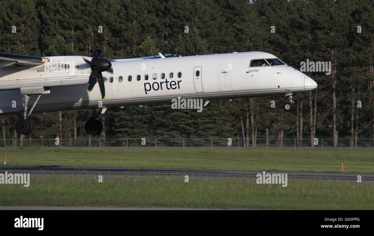De havilland dash dhc 8 q400 hi-res stock photography and images - Alamy