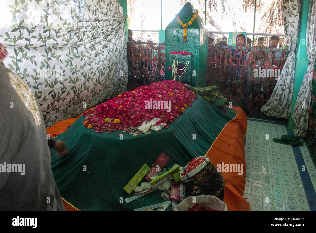 Hussain Tekri, Worshippers Around The Shrine Stock Photo - Alamy