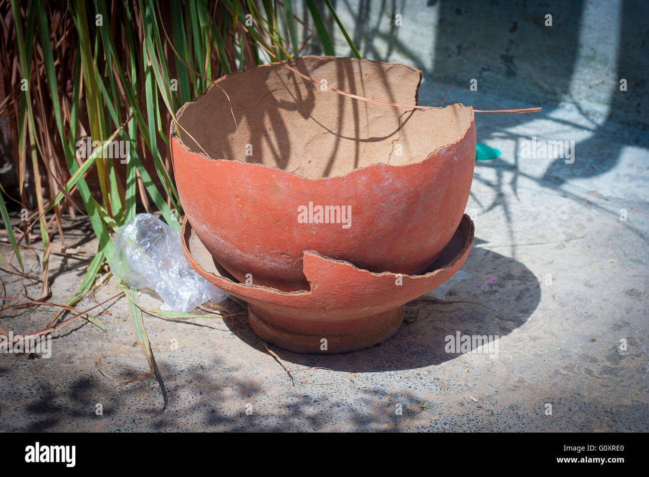 Broken earthen pot Stock Photo - Alamy