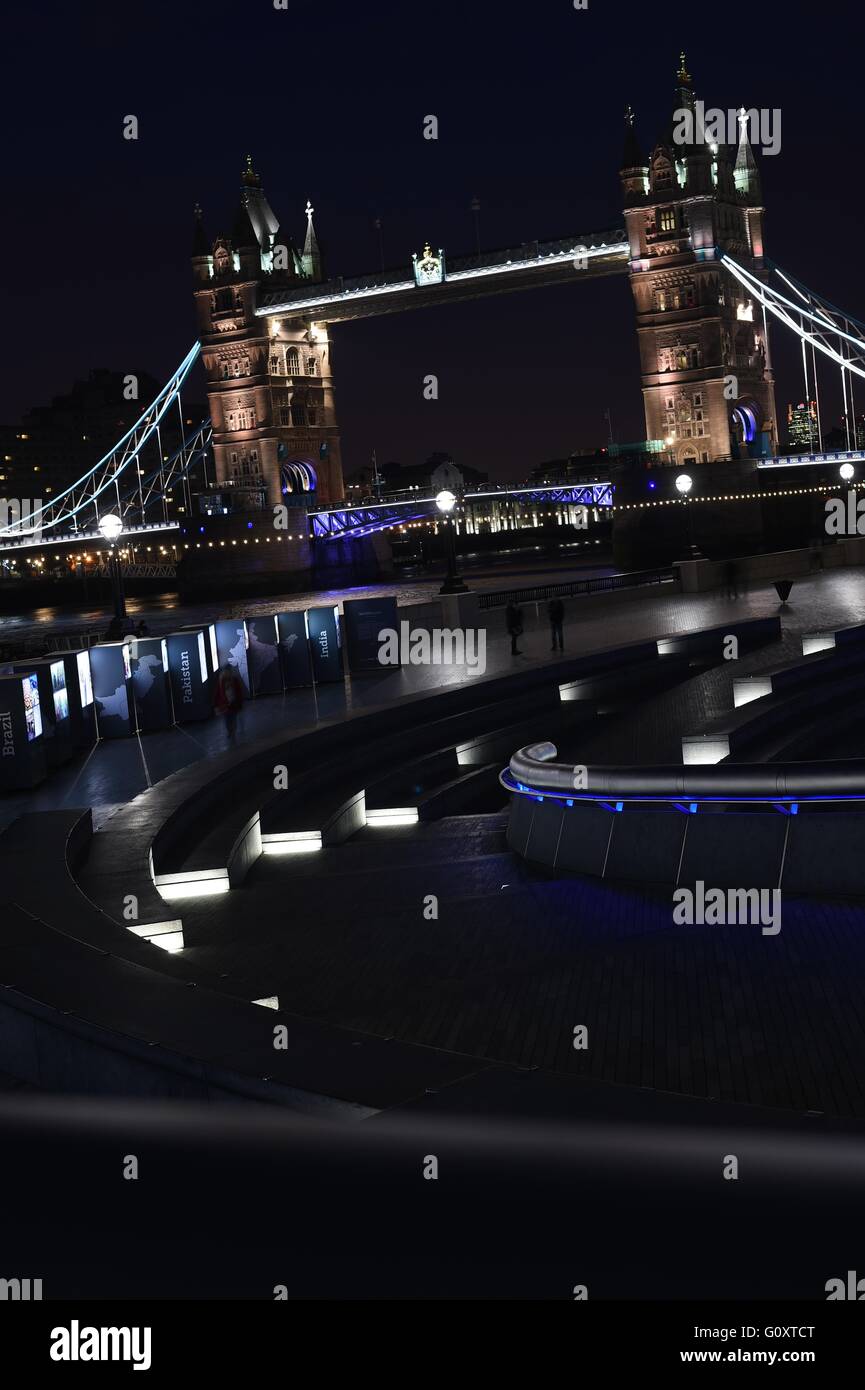 Night shot of Tower Bridge Stock Photo - Alamy