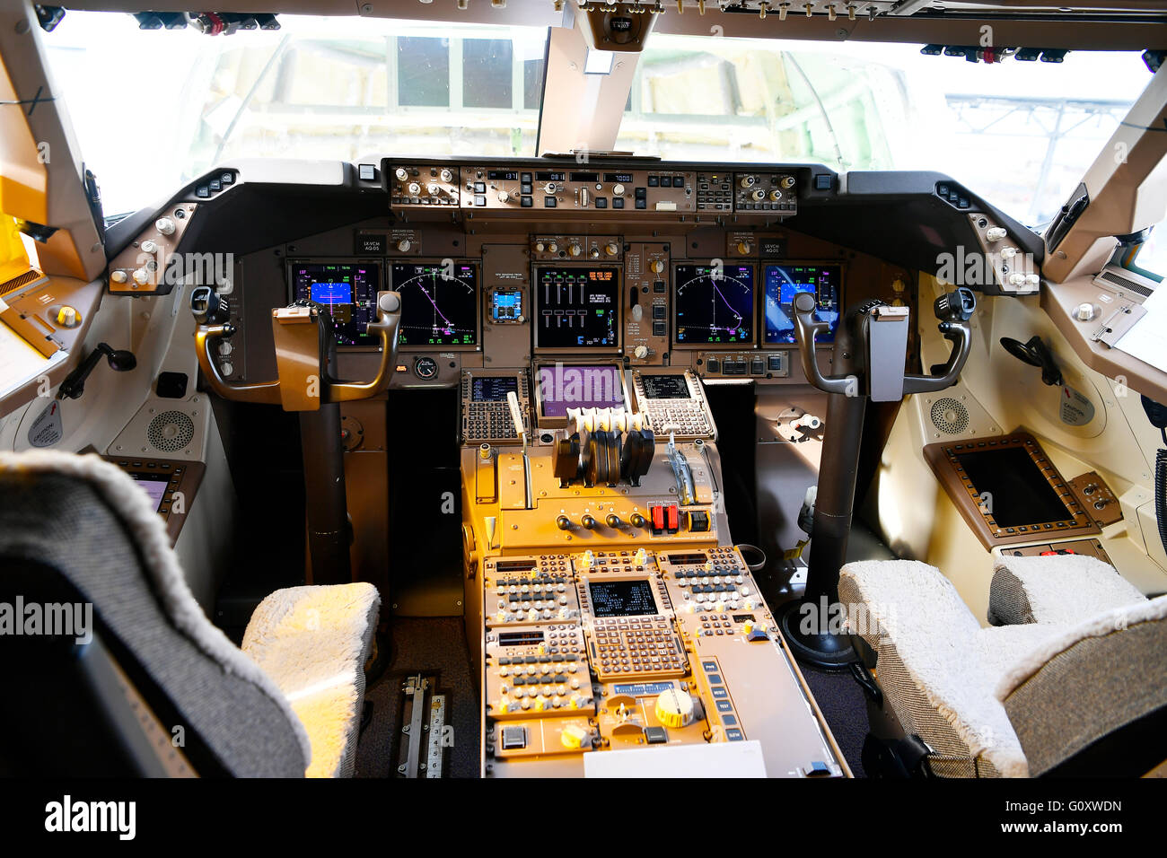 Boeing 747 cockpit hi-res stock photography and images - Alamy