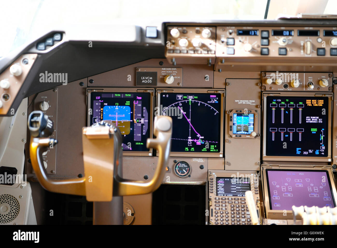 Boeing 747 cockpit hi-res stock photography and images - Alamy