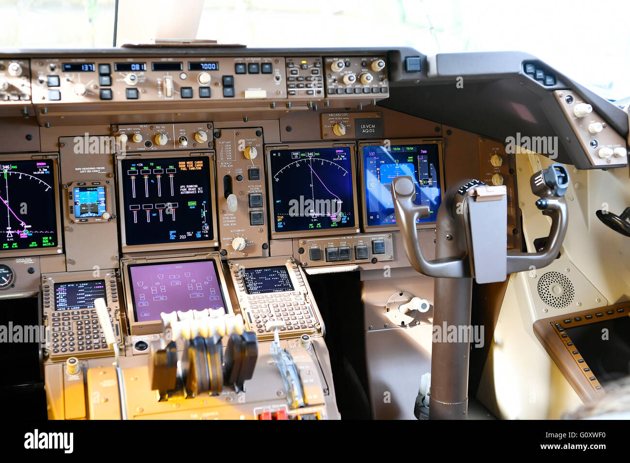 Boeing 747 cockpit hi-res stock photography and images - Alamy