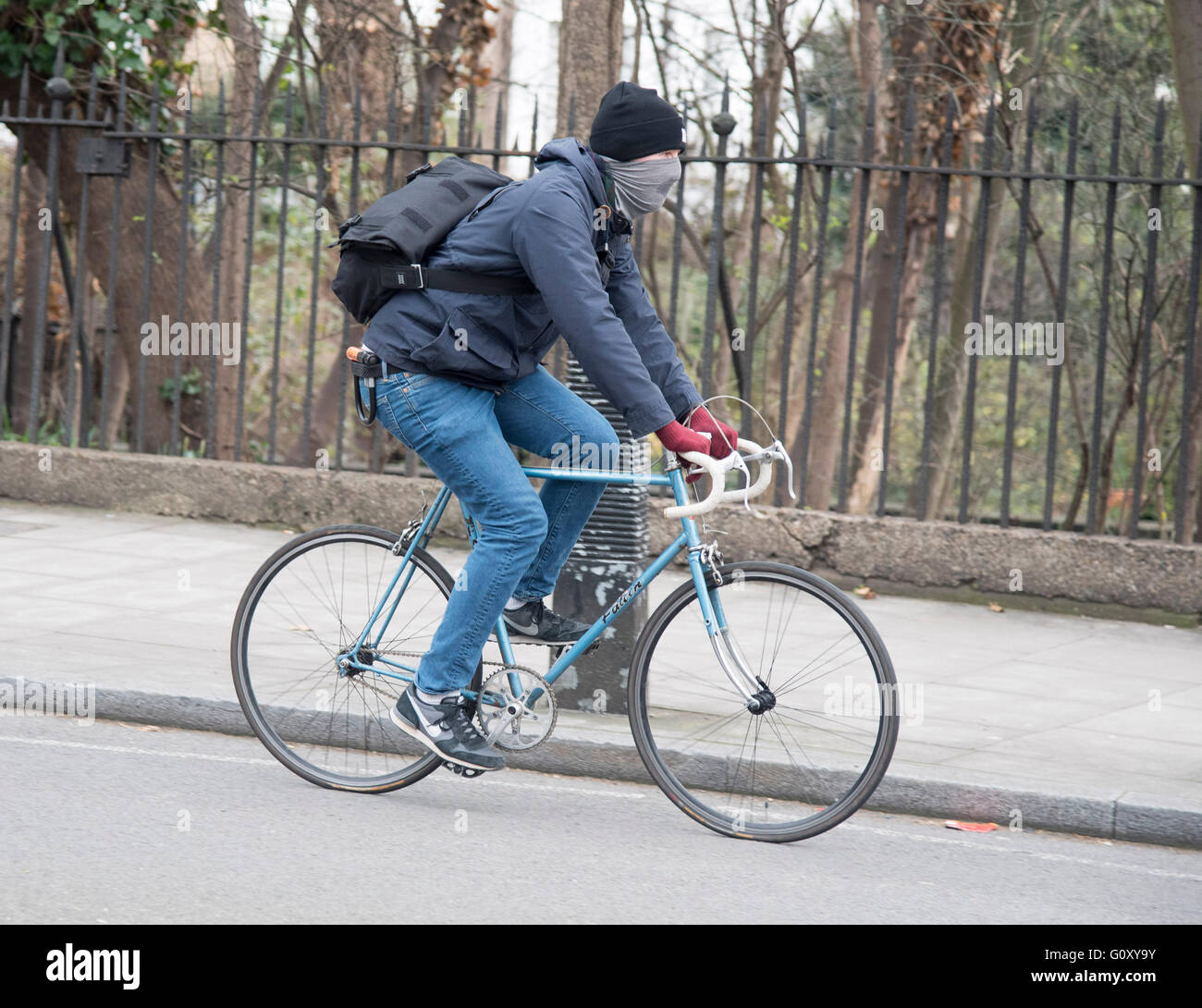 Cyclist commute mask hi-res stock photography and images - Alamy