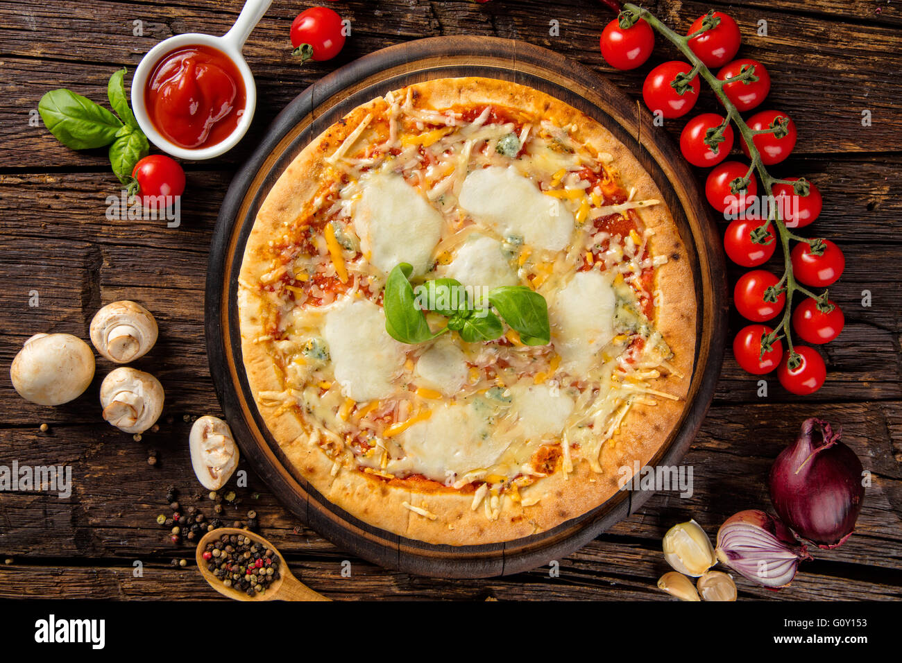 Rustic mozzarella cheese tomato pizza hi-res stock photography and ...