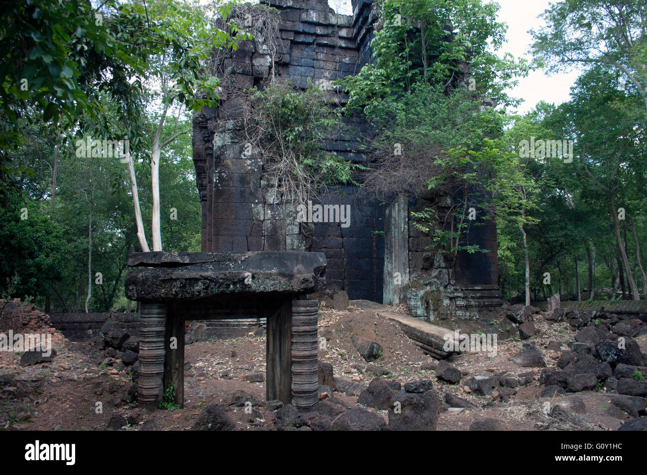 Small temple in angkor wat hi-res stock photography and images - Alamy