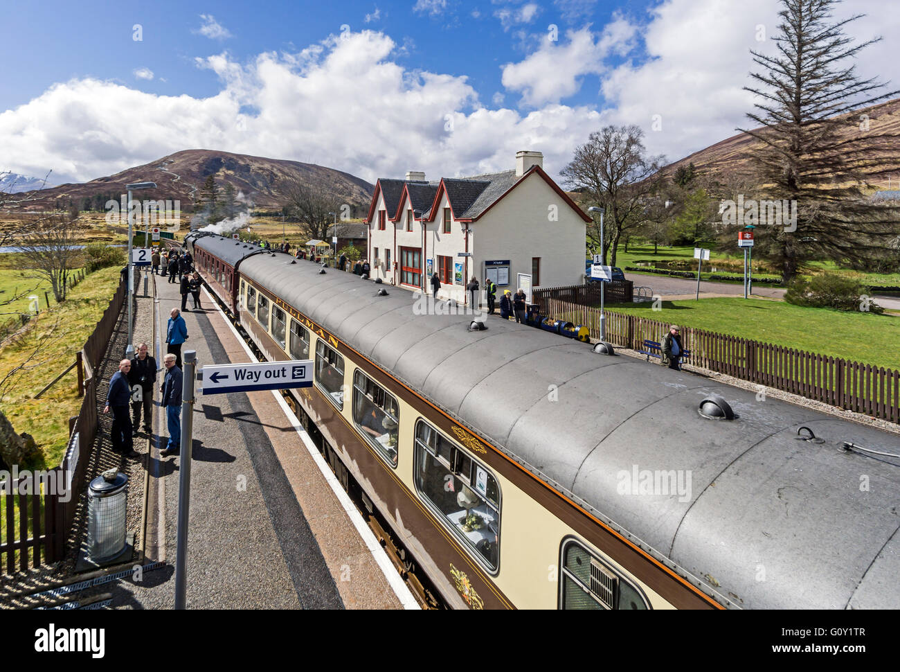 Achnasheen railway station hi-res stock photography and images - Alamy