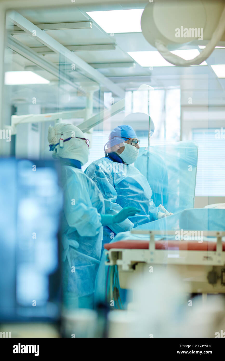 Surgeons in operating room Stock Photo - Alamy