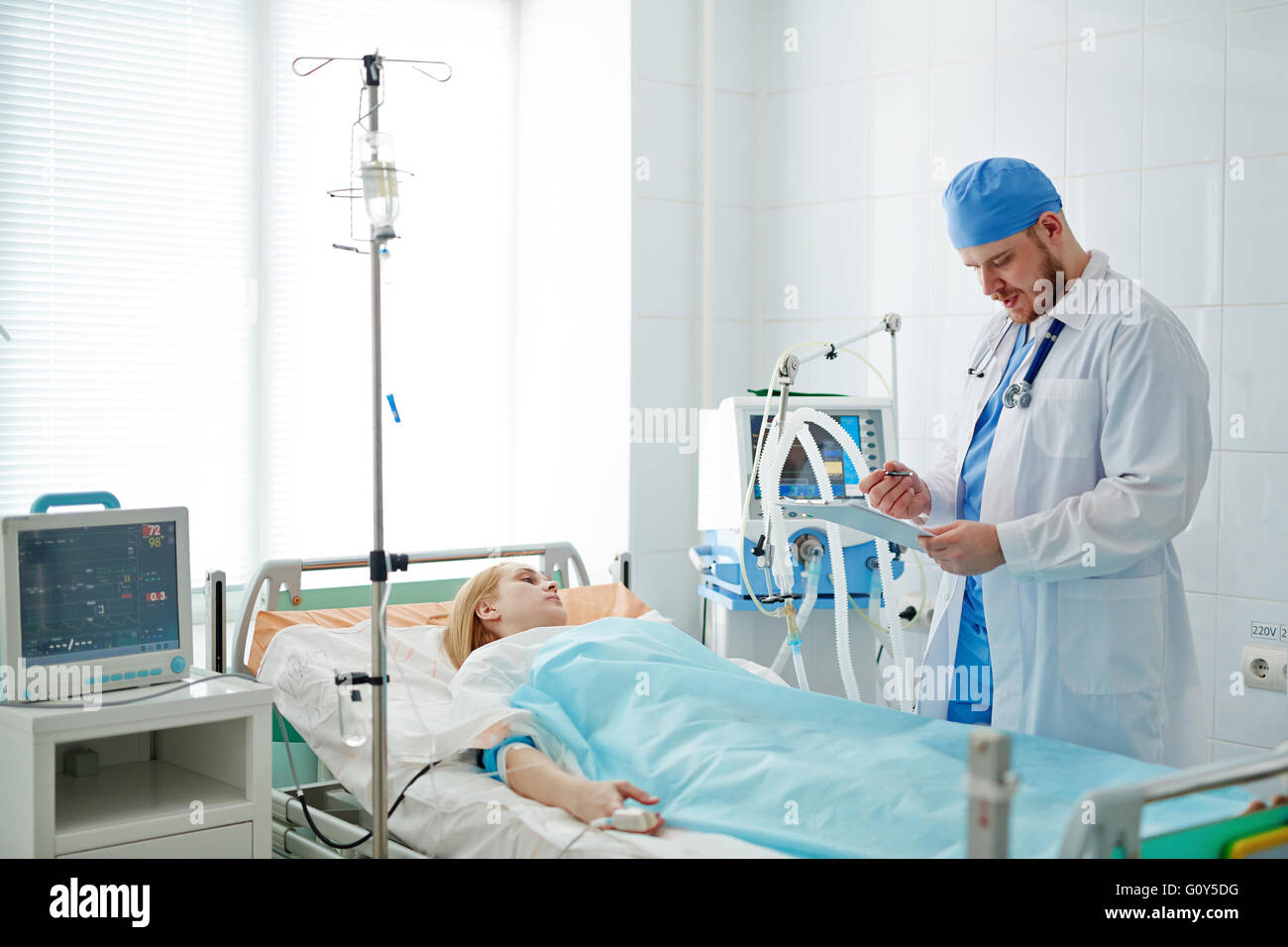 Intensive care unit hi-res stock photography and images - Alamy