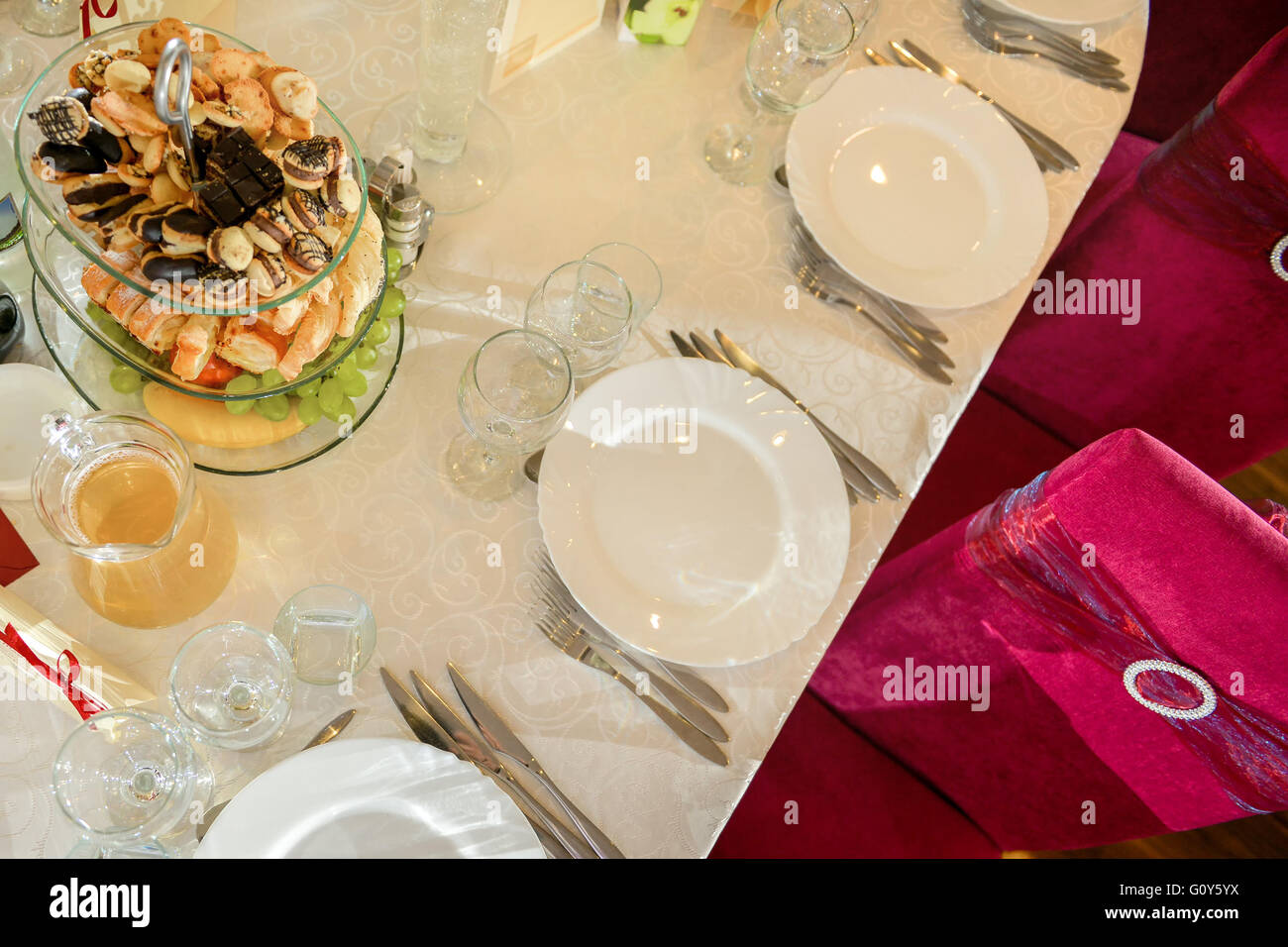 Table with plates hi-res stock photography and images - Alamy