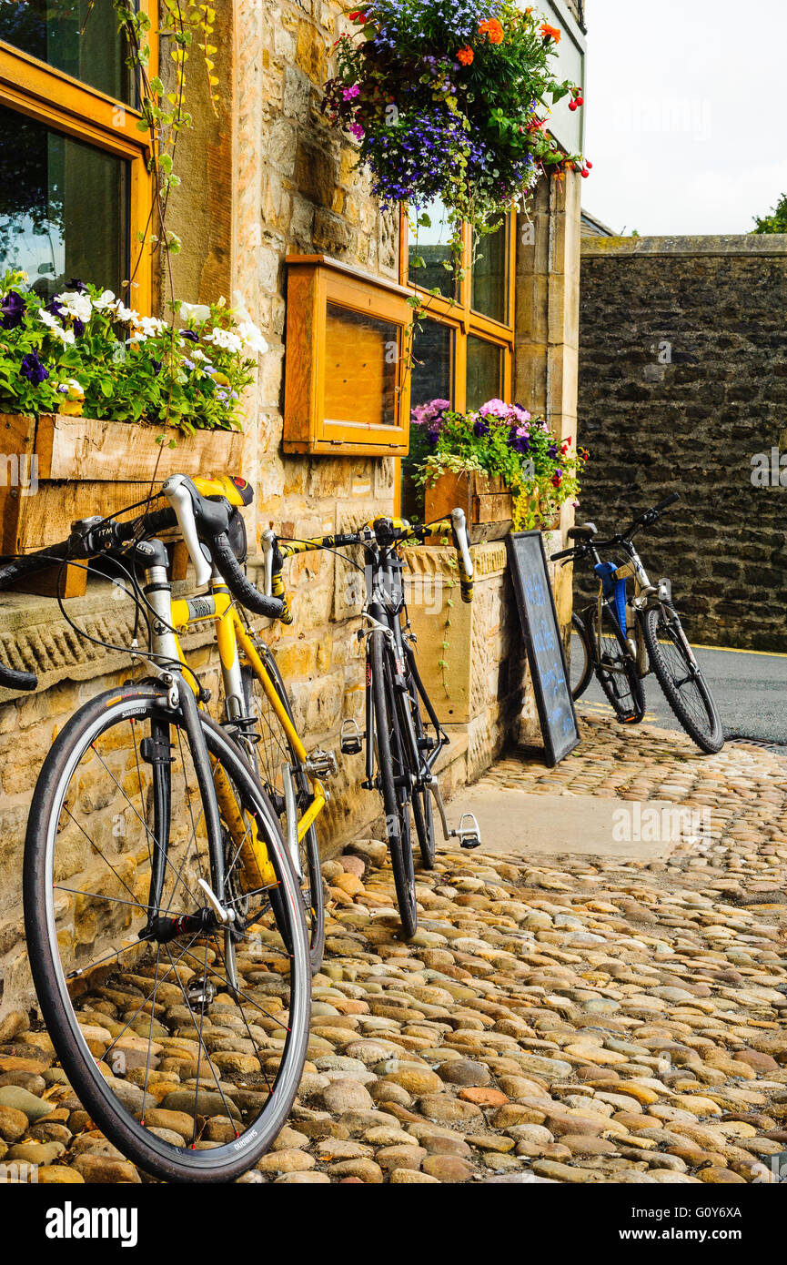 Bicycle cafe corner hi-res stock photography and images - Alamy