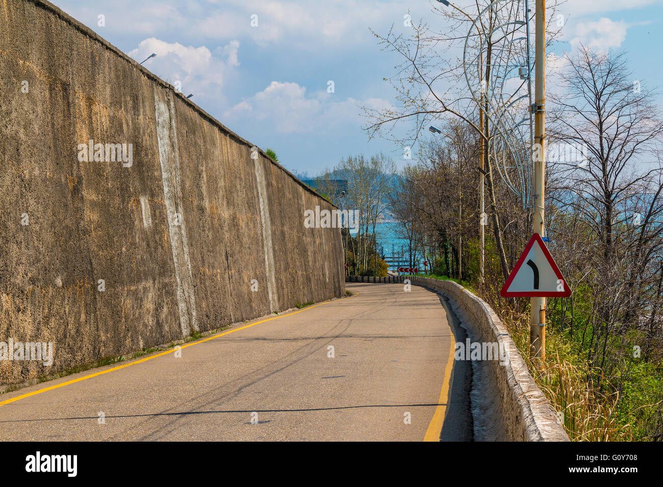 Highway roadside green grass concrete hi-res stock photography and ...