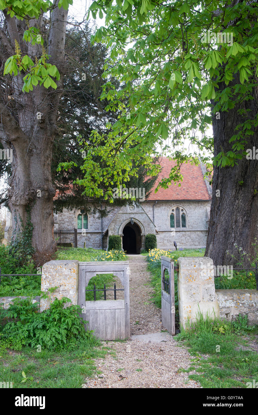 St Peters church gate, Little Wittenham, South Oxfordshire, England ...