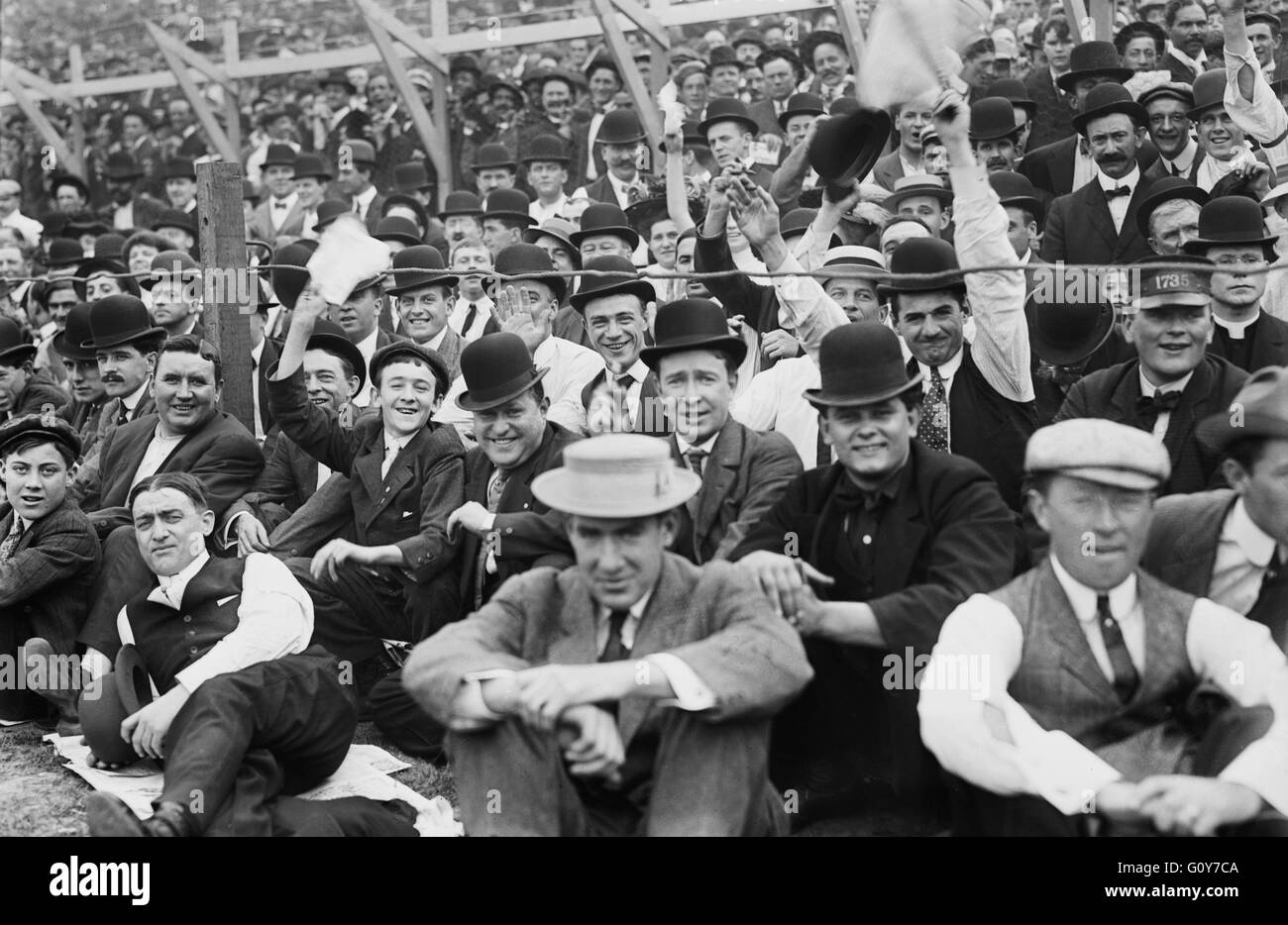 Stadium crowd cubs hi-res stock photography and images - Alamy