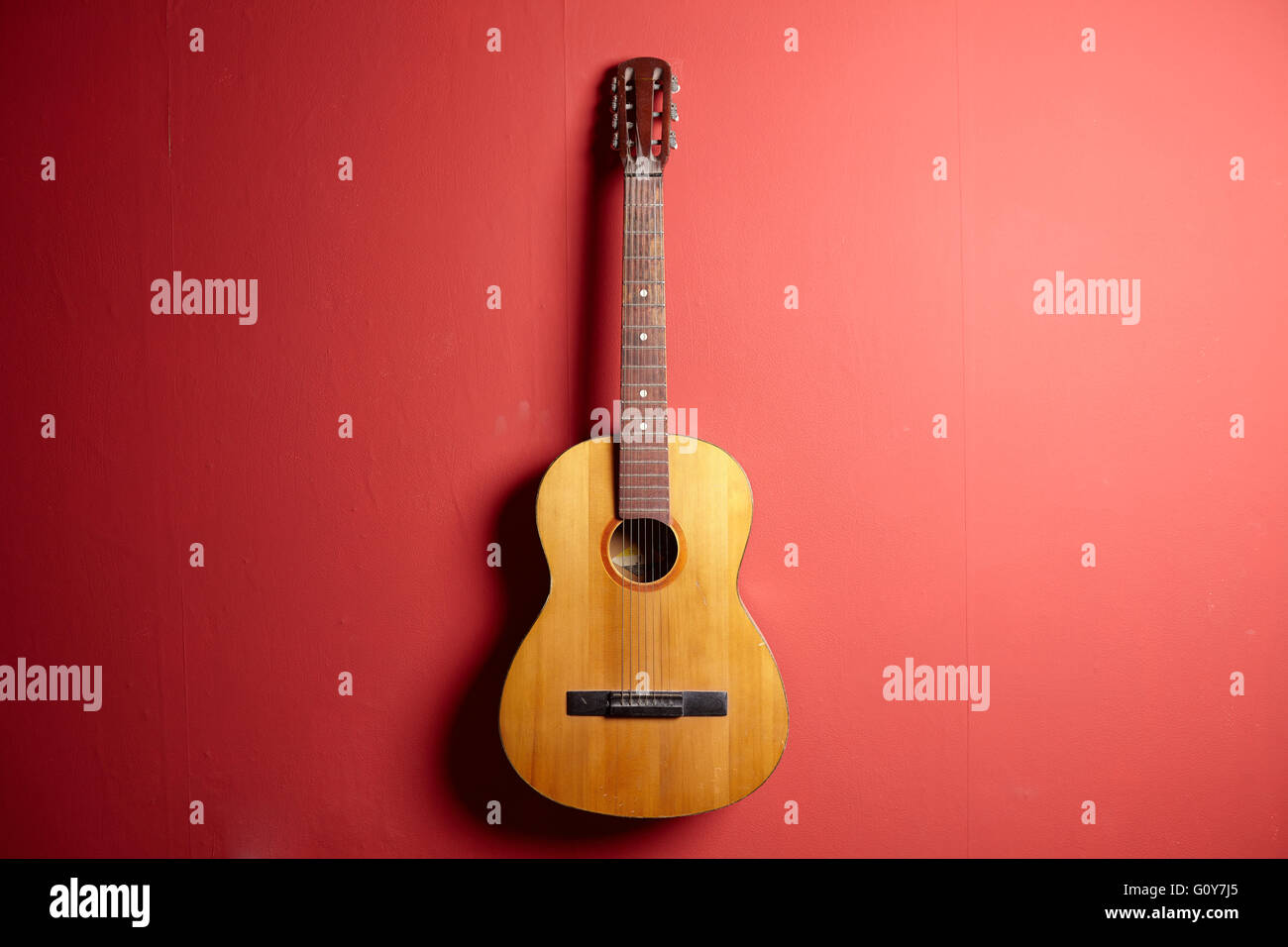 Red and white guitar hi-res stock photography and images - Alamy