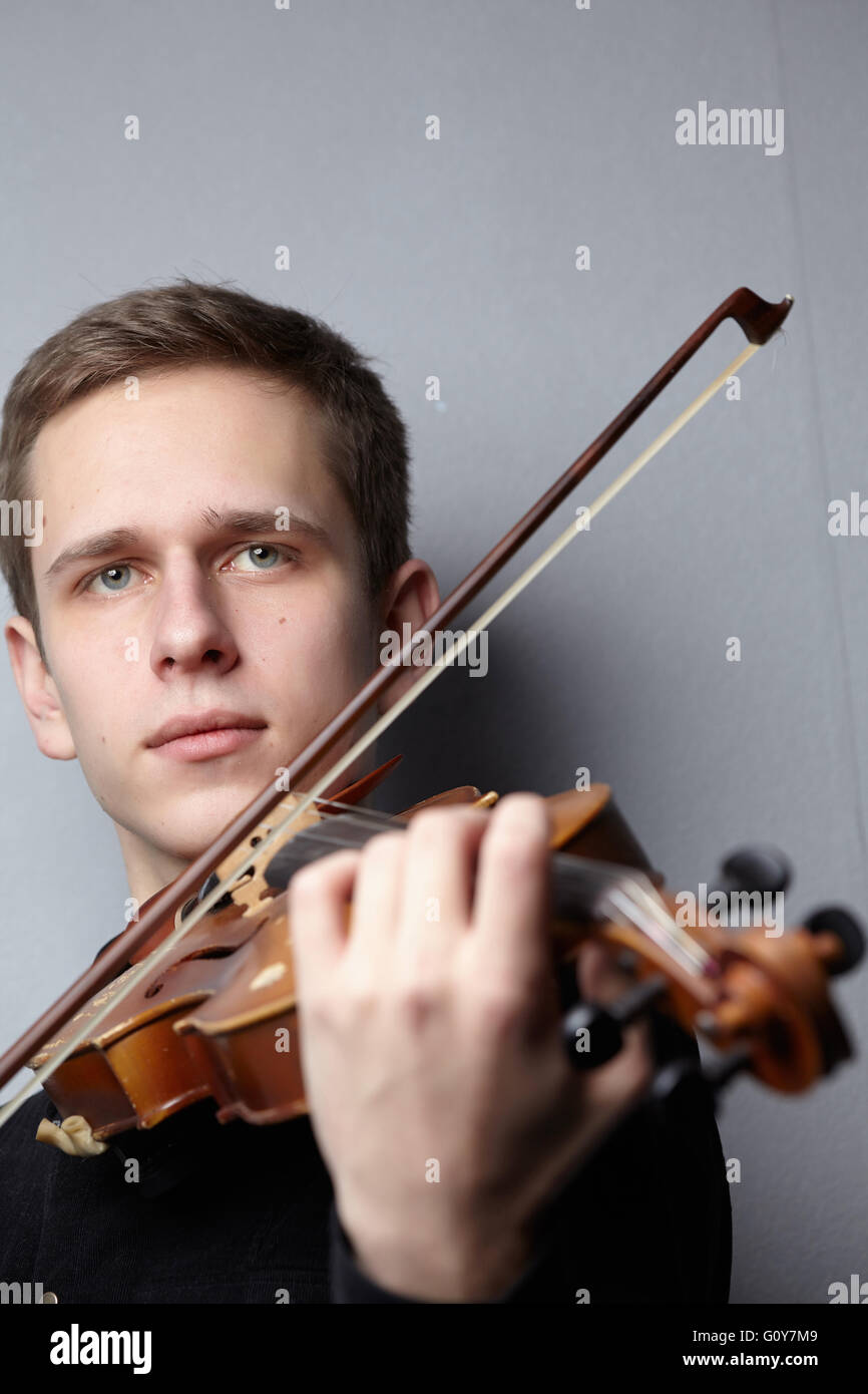 man playing violin close-up Stock Photo - Alamy