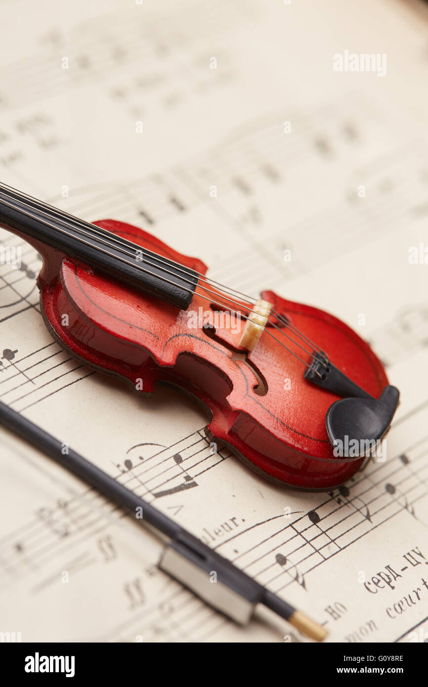 violin on of notes background Stock Photo - Alamy
