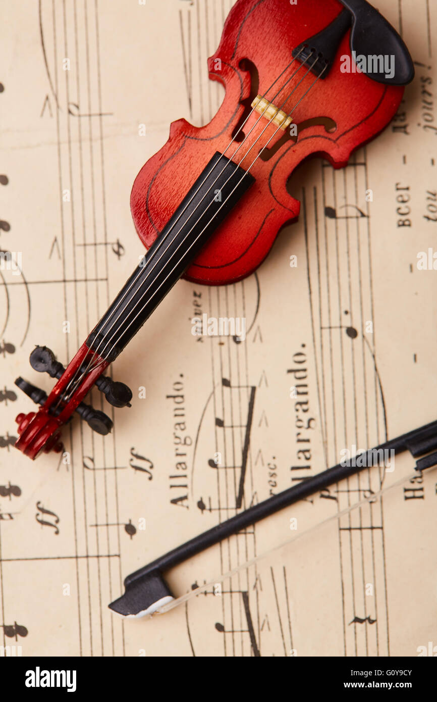 violin on of notes background Stock Photo - Alamy