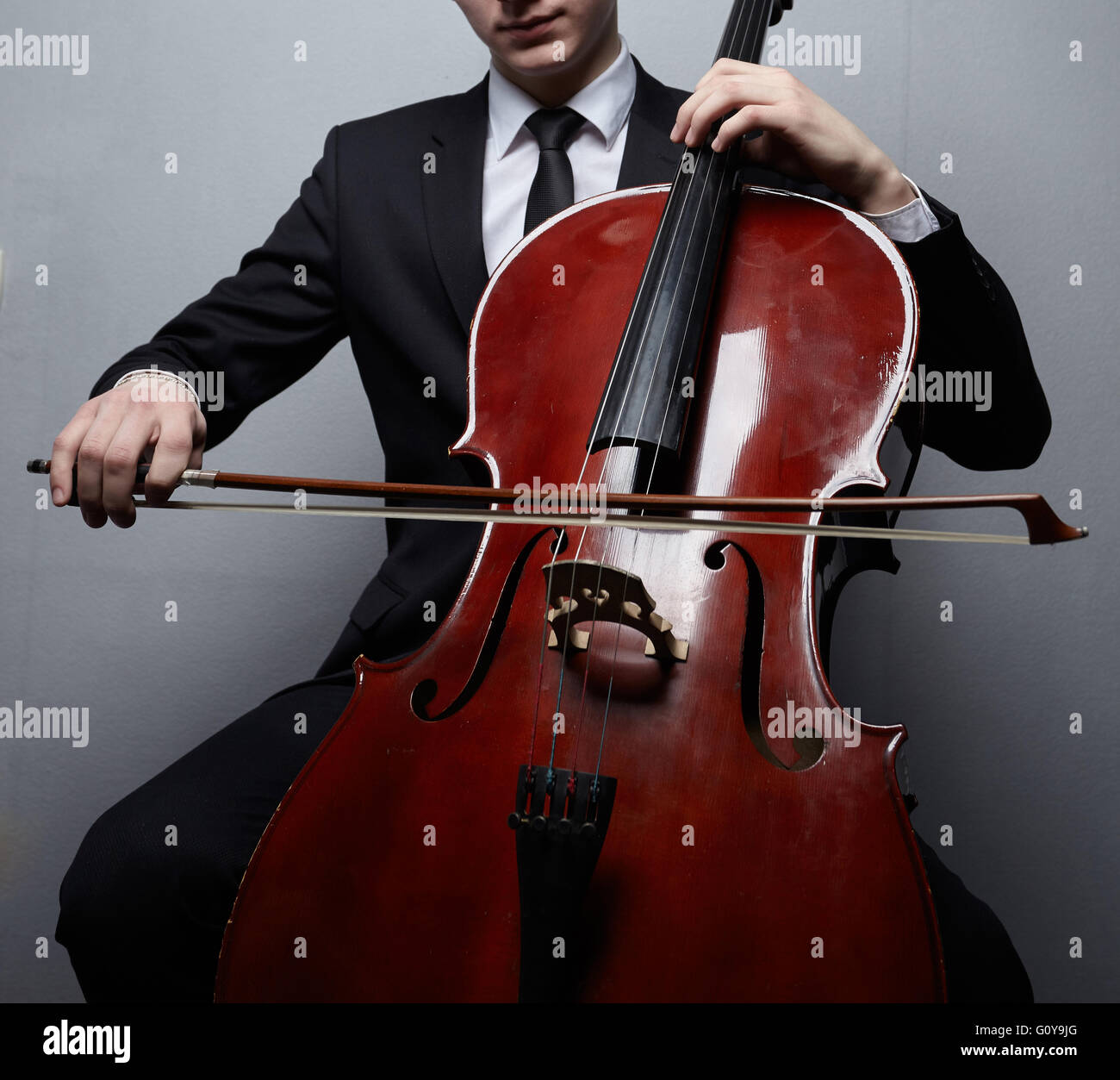 Cello solo hi-res stock photography and images - Alamy