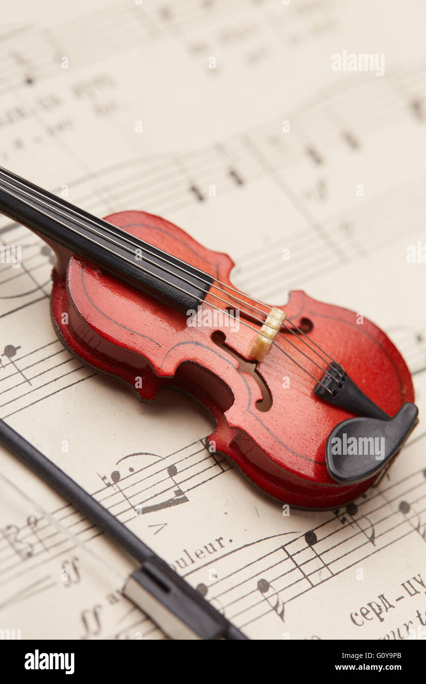 violin on of notes background Stock Photo - Alamy