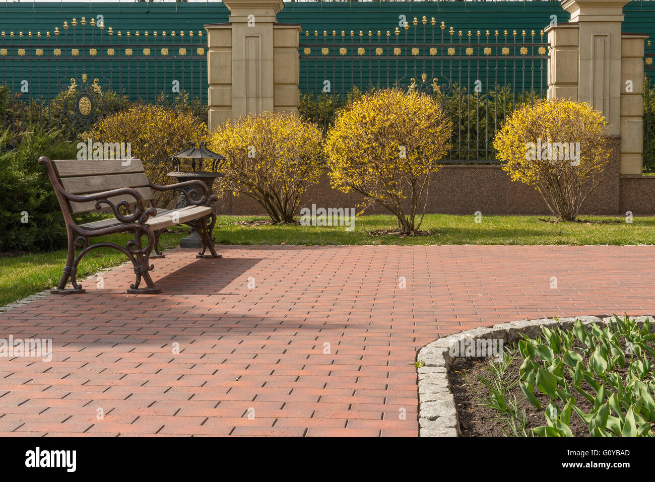 Trees shrubs spring flowers hi-res stock photography and images - Alamy