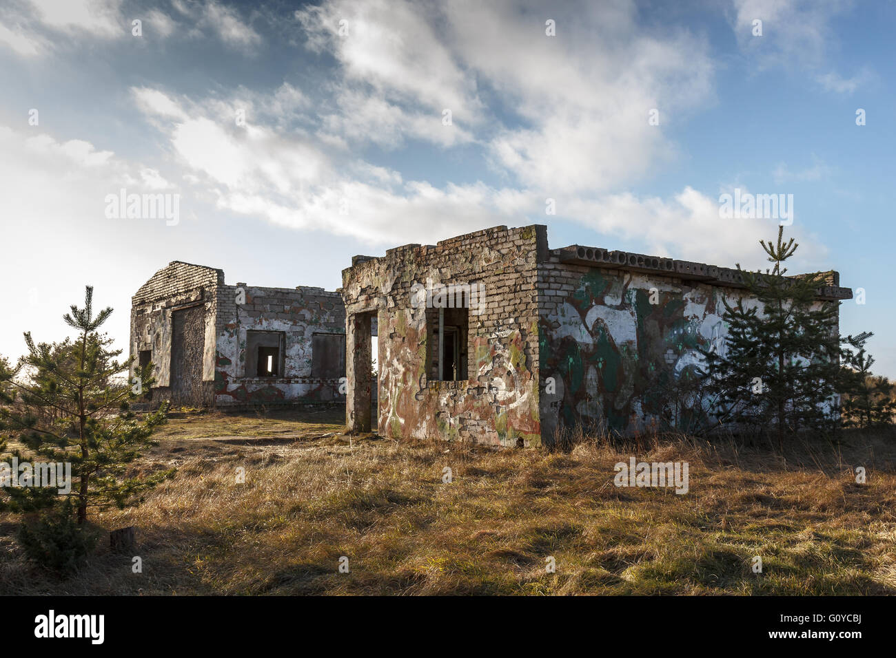 Old abandoned brick house ruins hi-res stock photography and images - Alamy