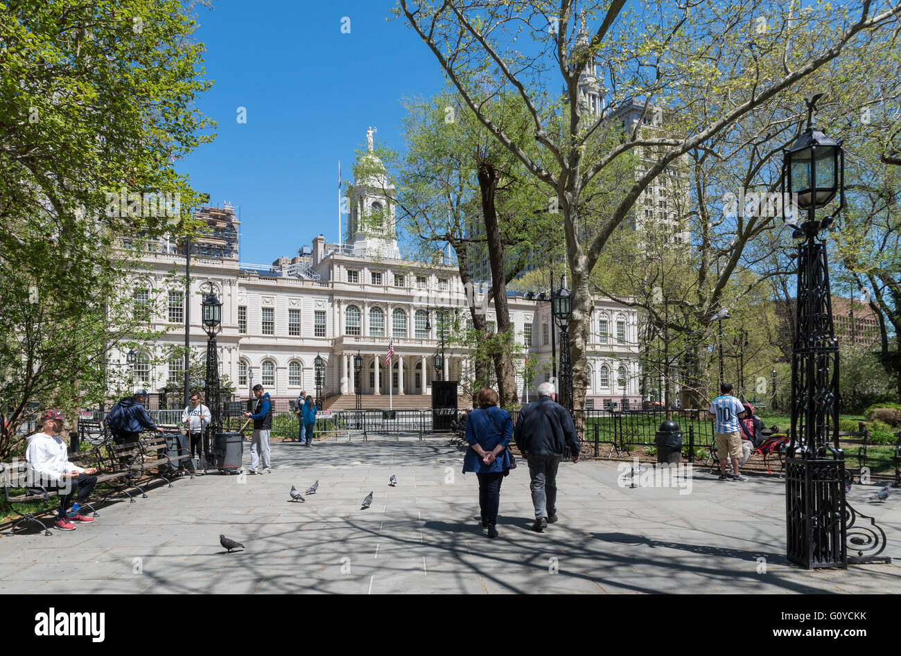 Couple strolling through the paths in City Hall Park in New York ...
