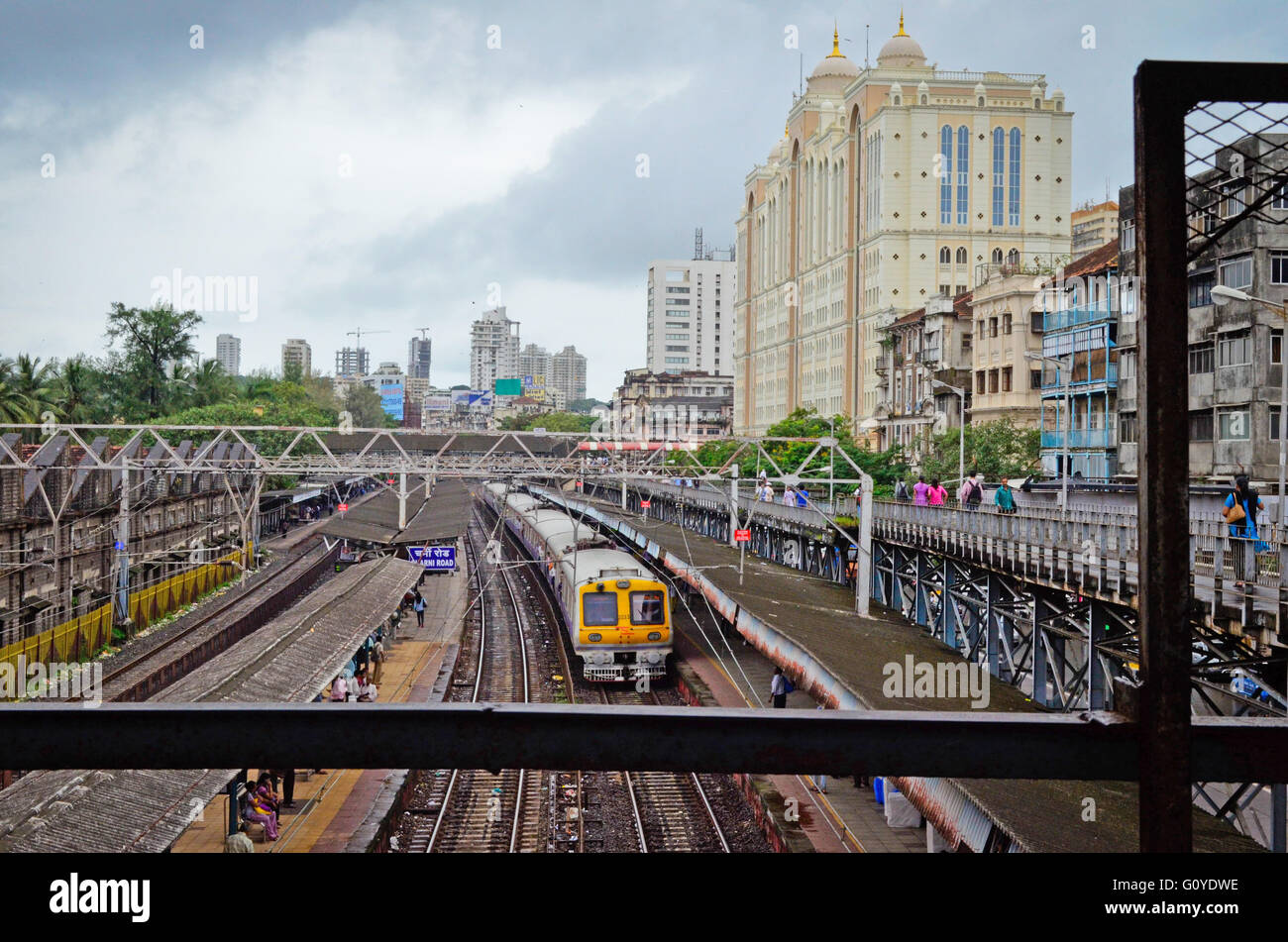 Mumbai train hi-res stock photography and images - Alamy