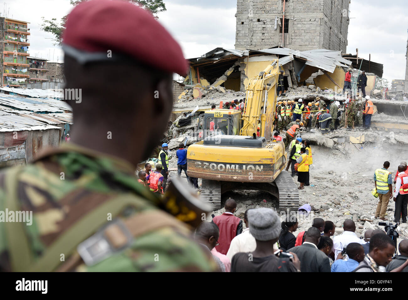 Nairobi, Kenya. 5th May, 2016. Rescuers work on pulling a female ...