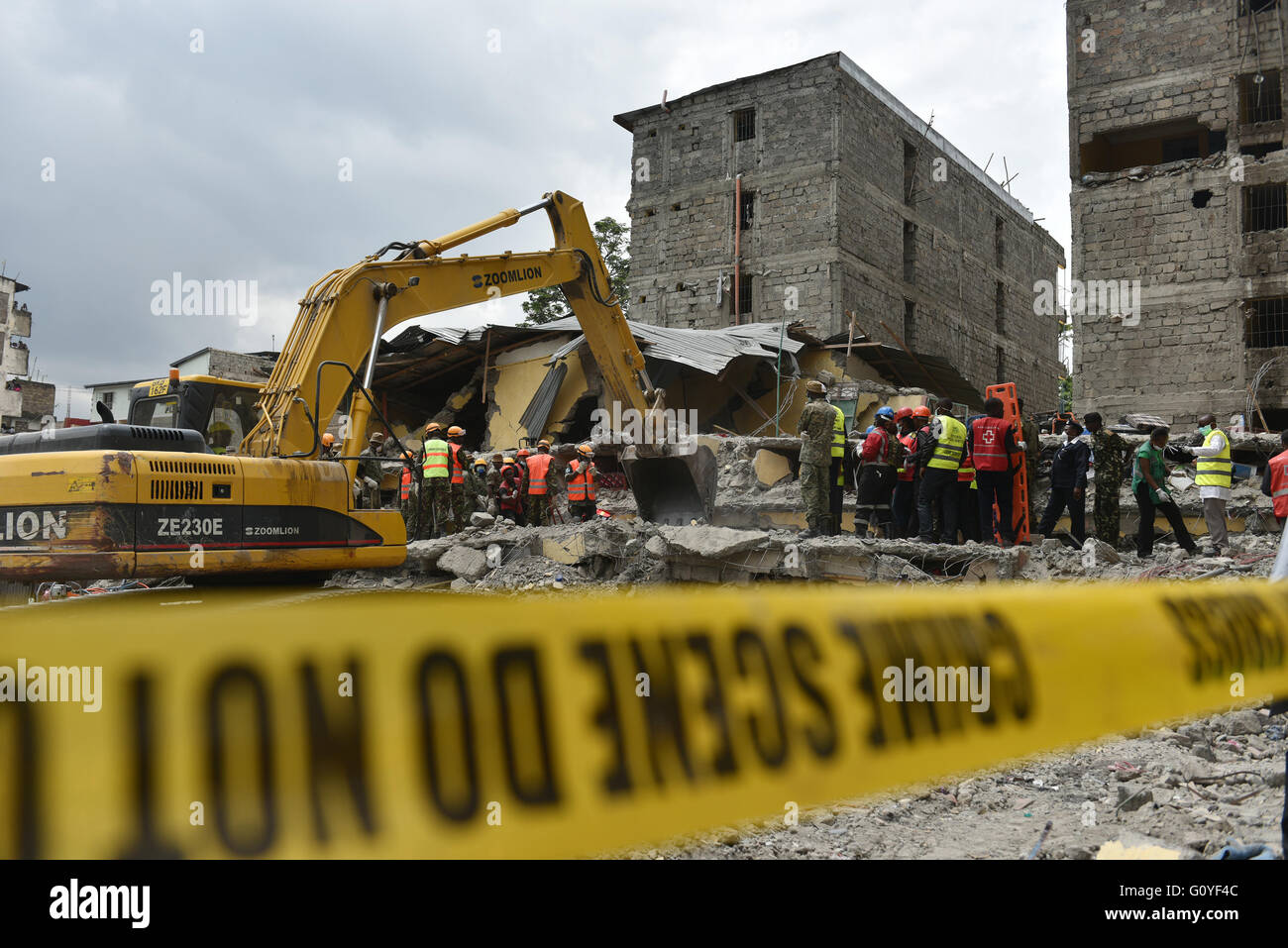 Nairobi, Kenya. 5th May, 2016. Rescuers work on pulling a female ...