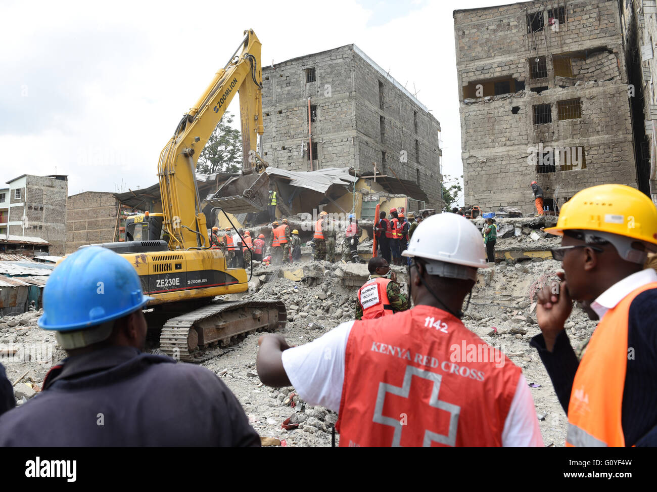 Nairobi, Kenya. 5th May, 2016. Rescuers work on pulling a female ...