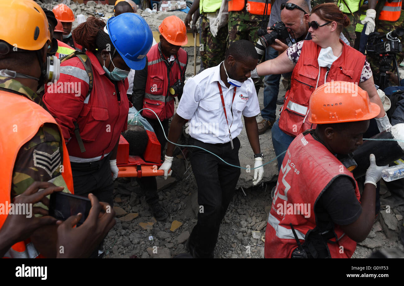 Nairobi, Kenya. 5th May, 2016. Rescuers carry a female survivor in ...