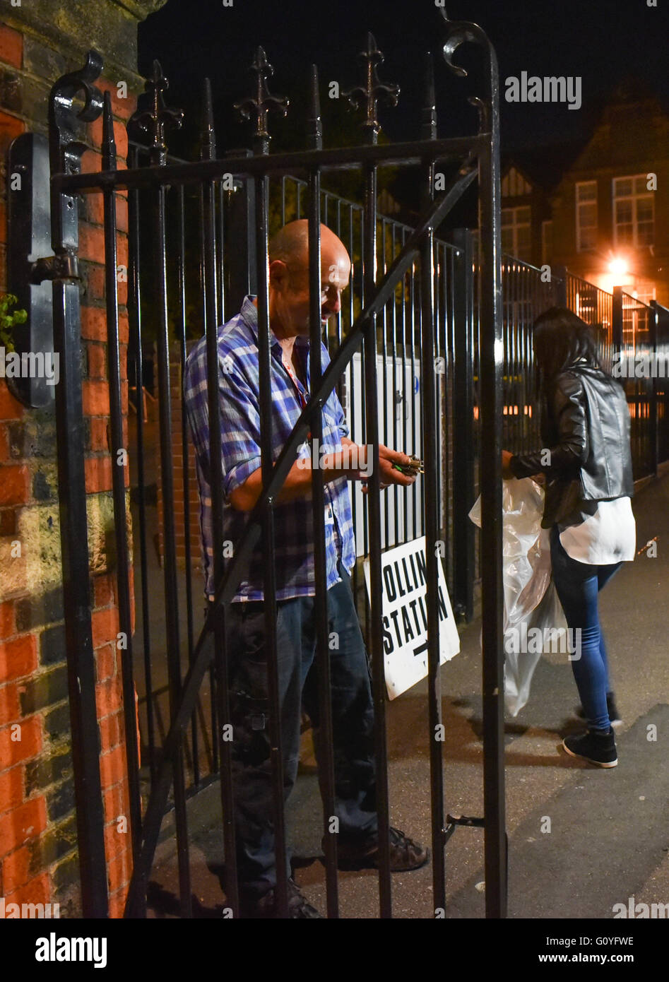 Tottenham Green, London, UK. 5th May 2016. Staff close the polling ...