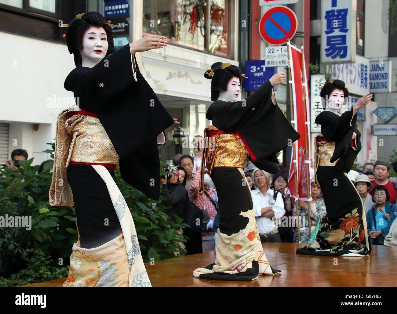 Geishas in tokyo hi-res stock photography and images - Alamy
